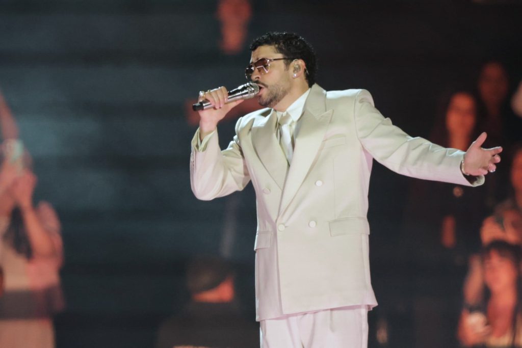 Así comenzó el primer show de Bad Bunny: su elegante look, las primeras ...