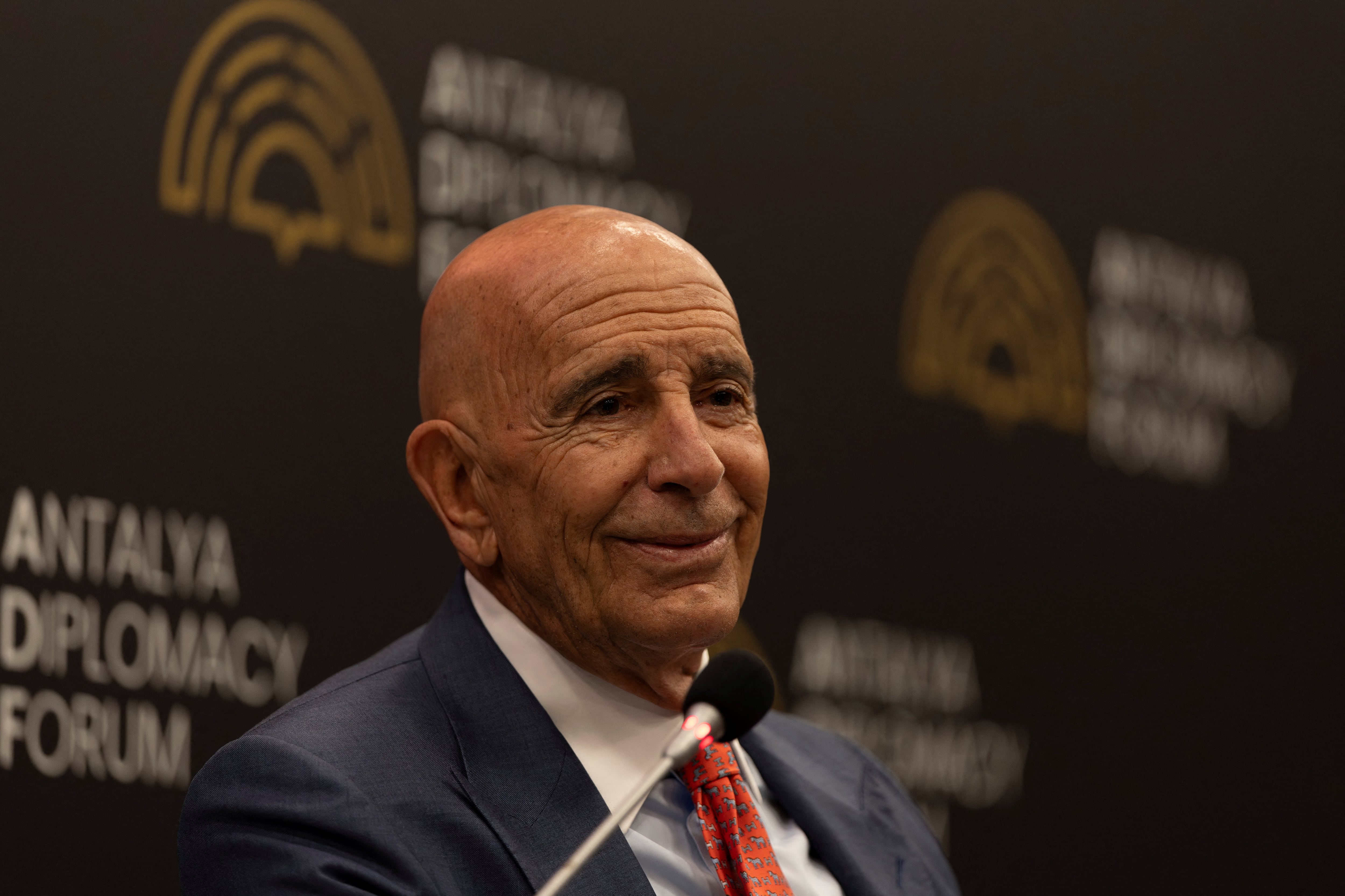 Trump renovó el mandato de Tom Barrack como enviado especial para Siria ...