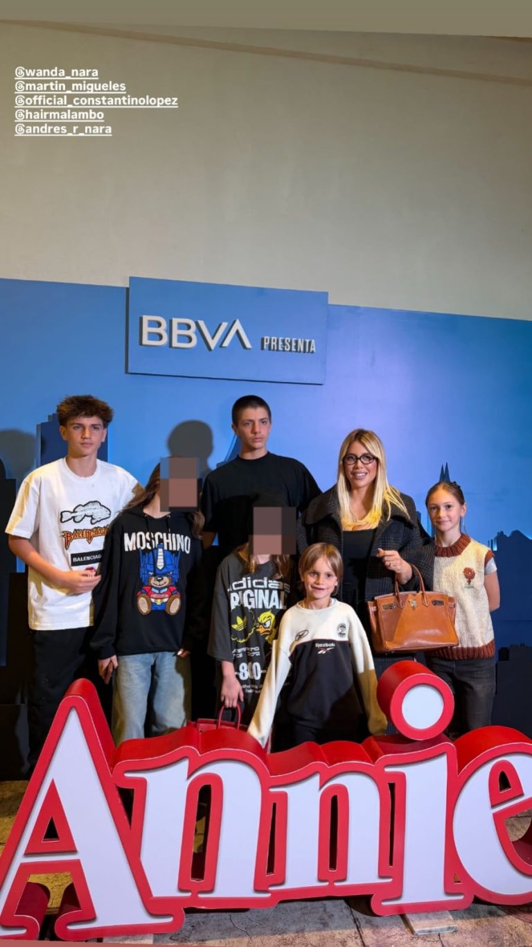La multitudinaria salida familiar de Wanda Nara al teatro: hijos ...